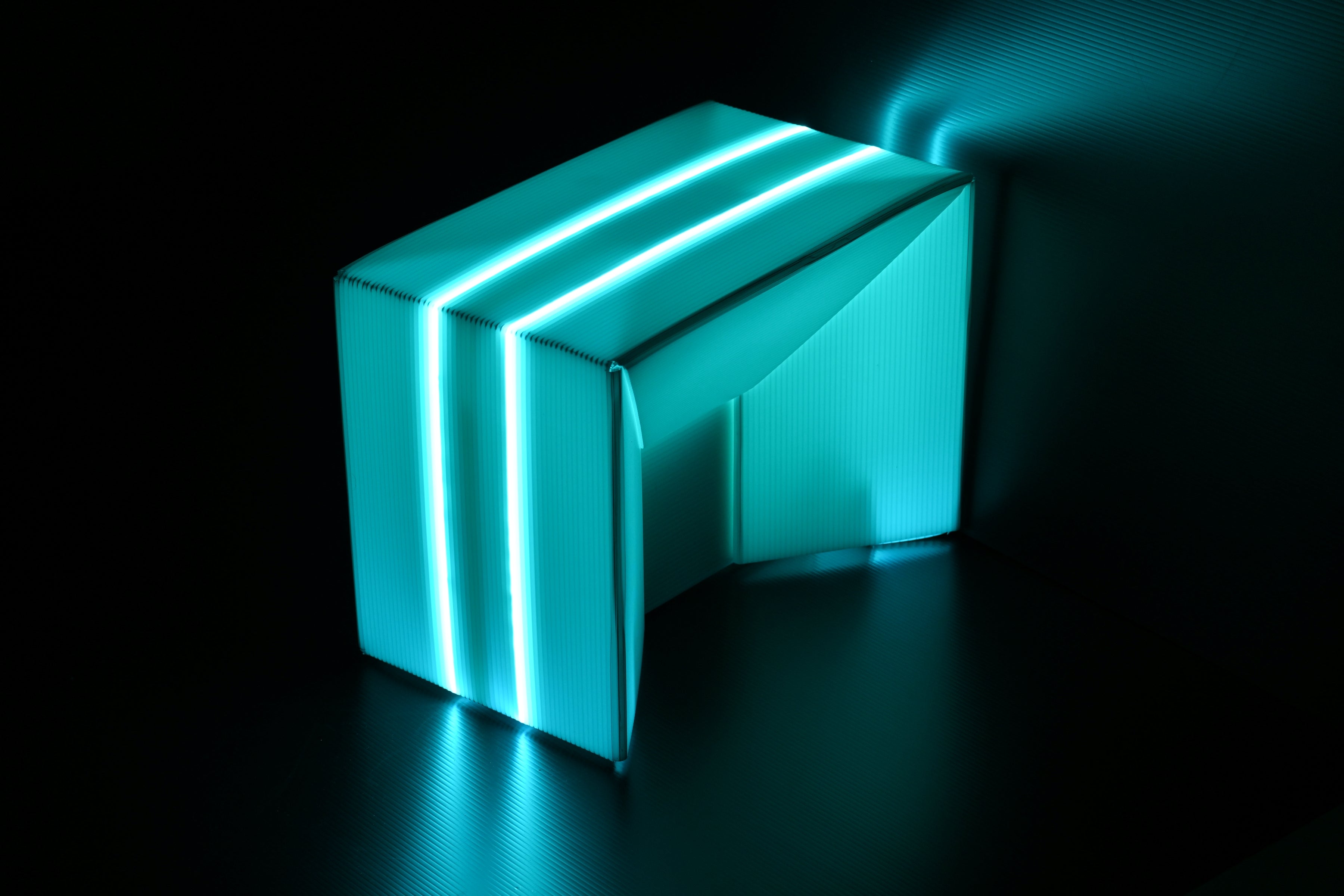 Triomphe-The World's Most Shiny Stool vs Display Table – iFold